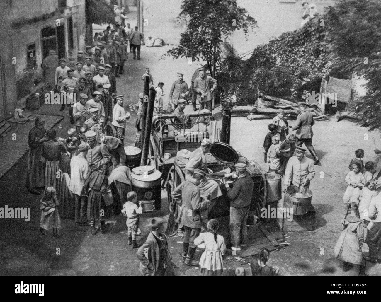 World War I 1914-1918: German mobile field kitchen handing out food to ...