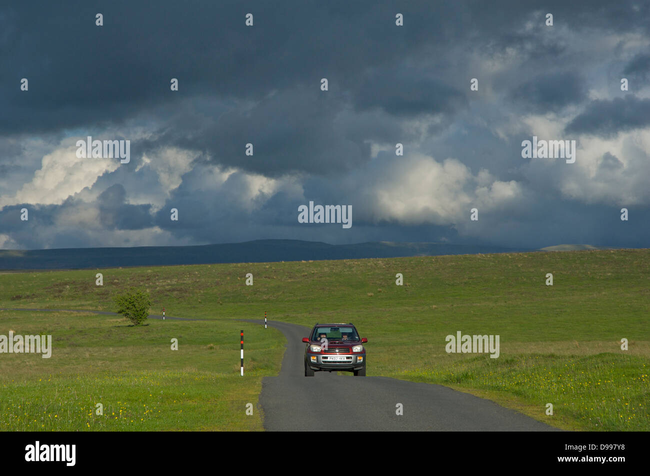 Unfenced road hi-res stock photography and images - Alamy