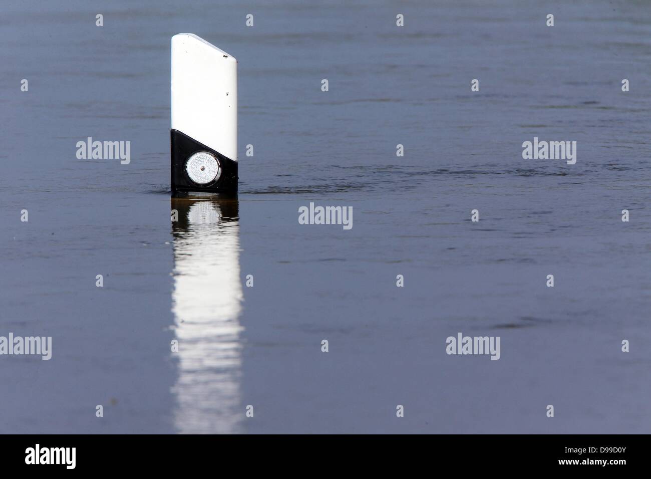 A road marker stands in the floods of the Elbe near Neu Bleckede ...