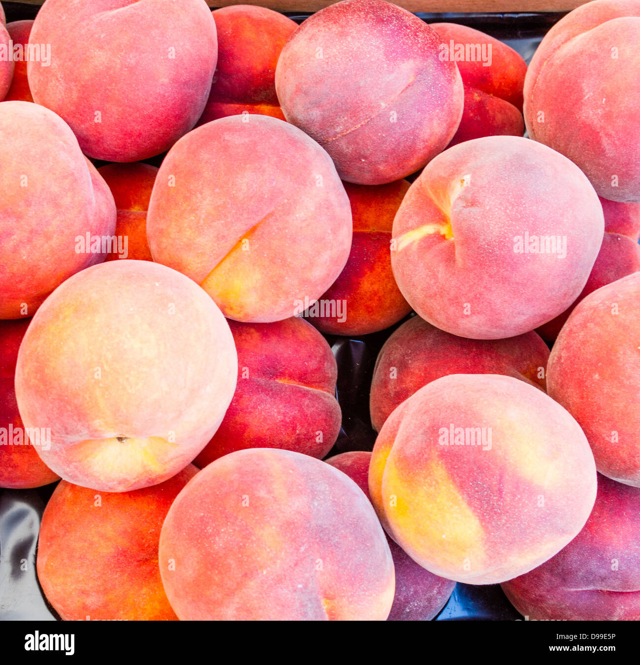 Freshly picked yellow peaches on display at the farmers market Stock ...