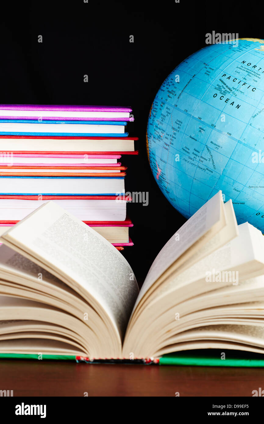 Books open world map hi-res stock photography and images - Alamy