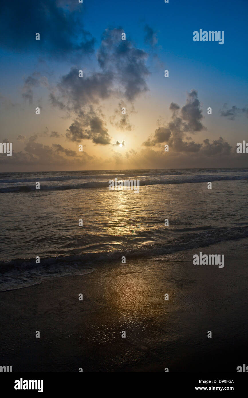 Edge of sea in kerala hi-res stock photography and images - Alamy