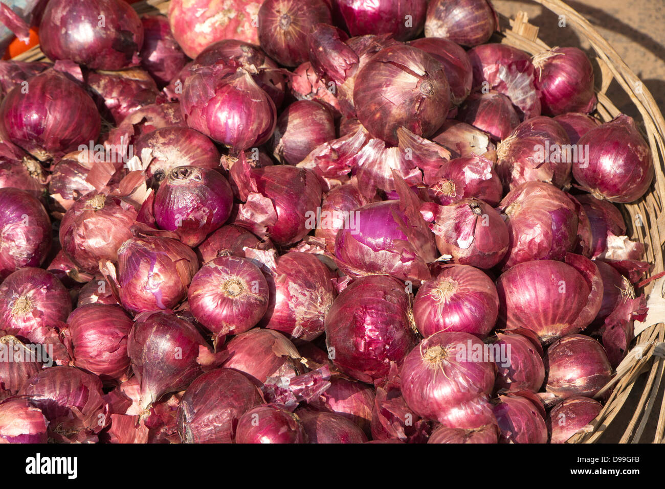 Close-up a heap of onions Stock Photo - Alamy