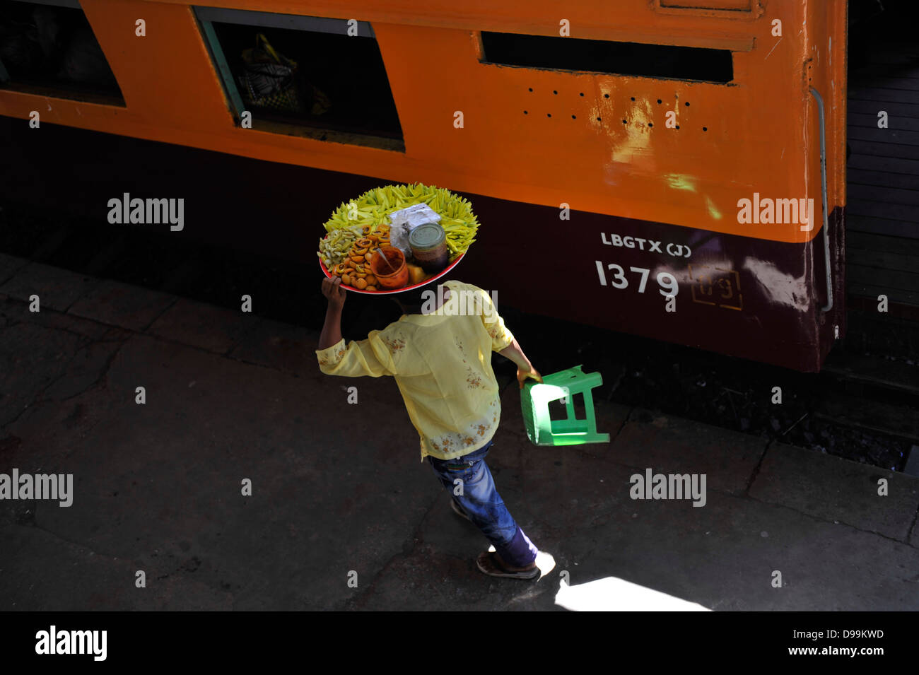 train vendor in Yangon train station Stock Photo - Alamy