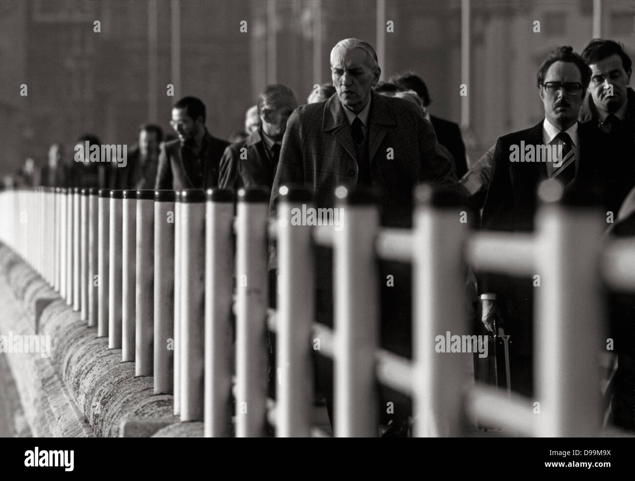Commuters crossing Waterloo Bridge after work, London, 1983 Stock Photo ...