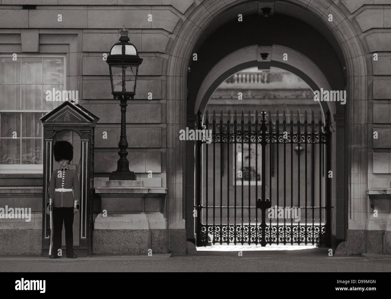 Guard on sentry duty outside Buckingham Palace, London, 1984 Stock ...