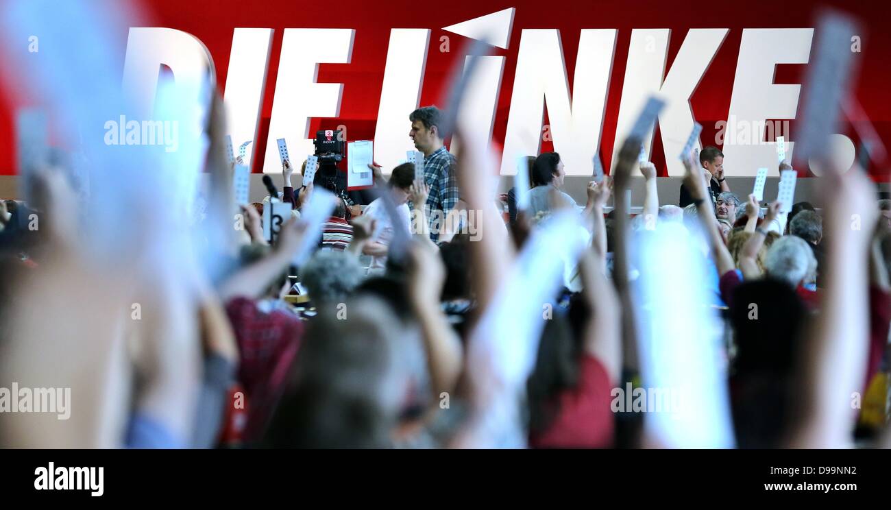 Delegates vote at the federal Left Party convention in Dresden, Germany ...