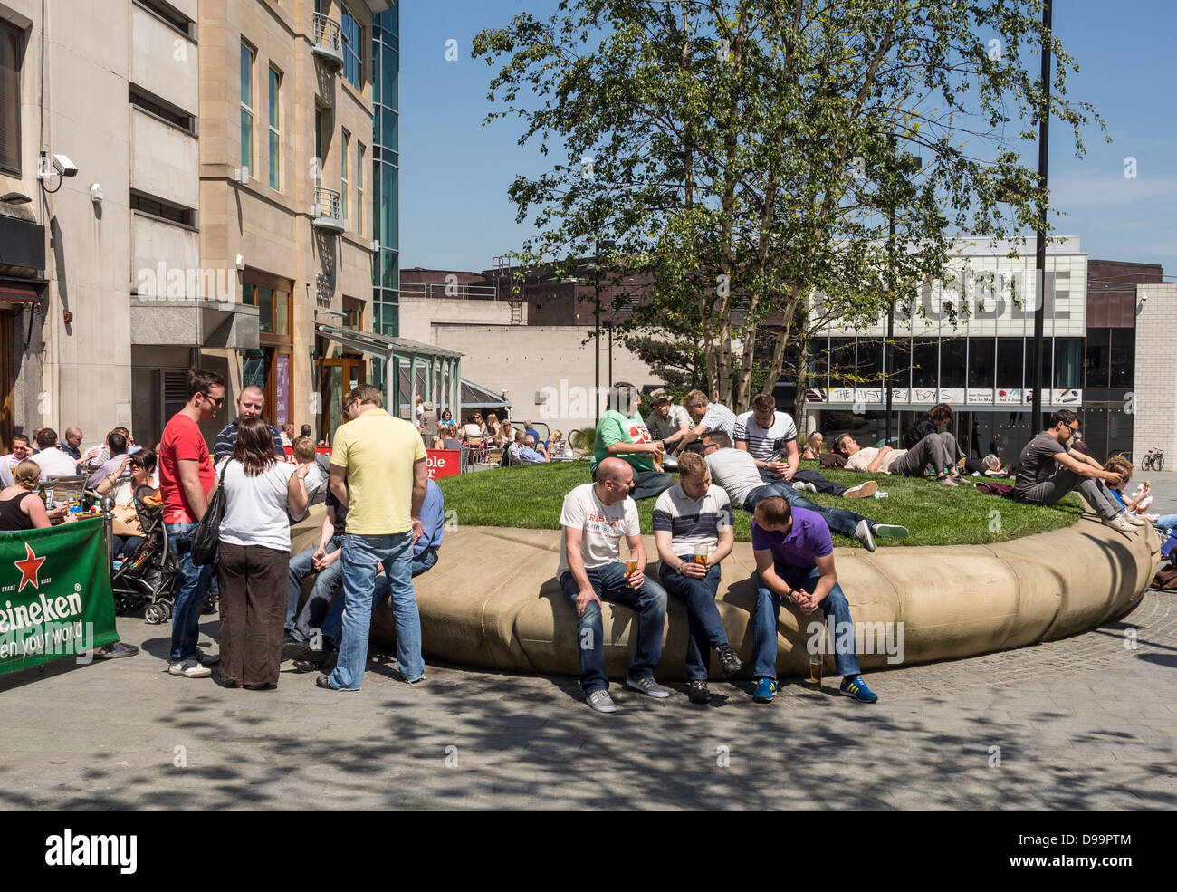 Alfresco dining at Crucible Corner Tudor Square in Sheffield city ...