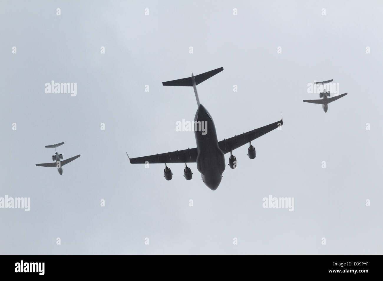 Queens birthday flypast hi-res stock photography and images - Alamy