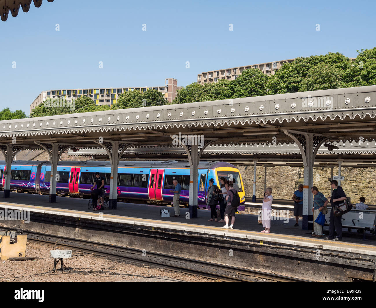 Sheffield rail station hi-res stock photography and images - Alamy