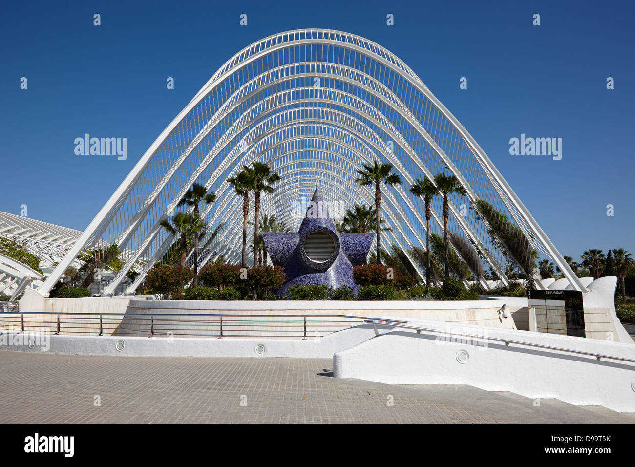 l'umbracle landscaped walk walkway city of arts and sciences ciutat de ...