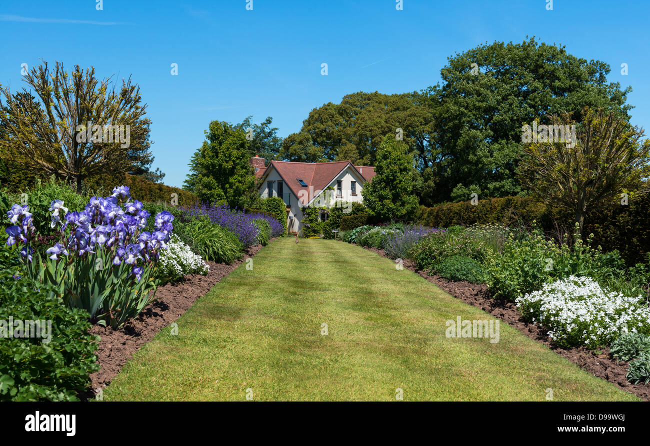 English garden border hi-res stock photography and images - Alamy