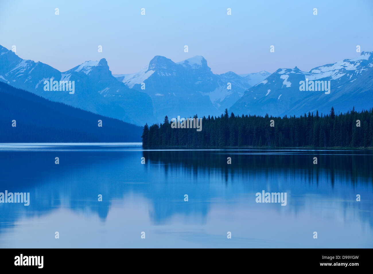 Dawn lake maligne jasper hi-res stock photography and images - Alamy