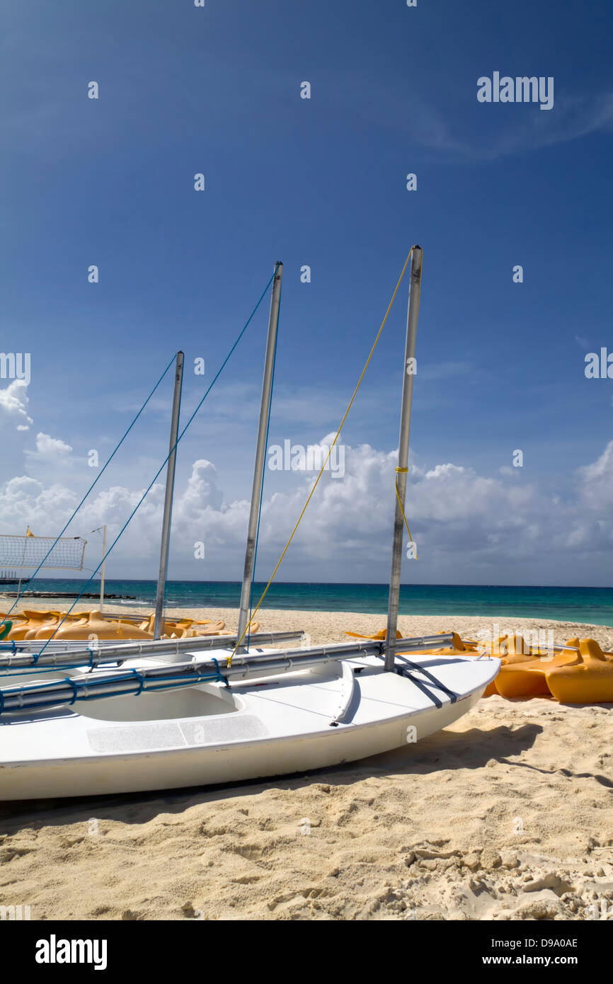 A personal sail boat on the beach by the ocean Stock Photo - Alamy