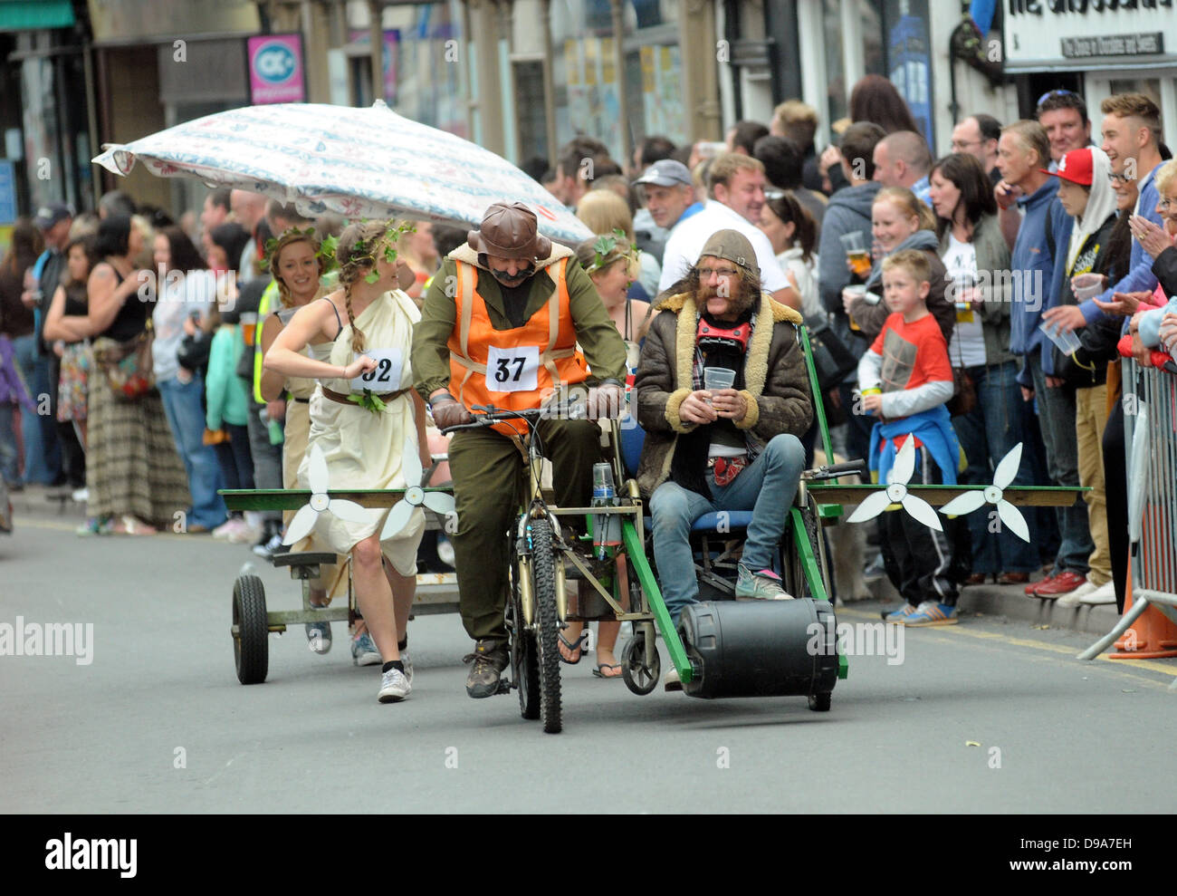 Wheelbarrow racing hi-res stock photography and images - Alamy
