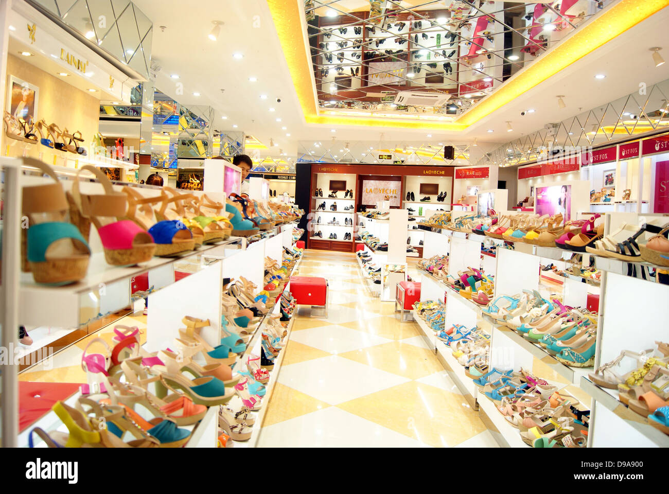 Shenzhen xixiang mall new shoe store, people can choose their favorite ...