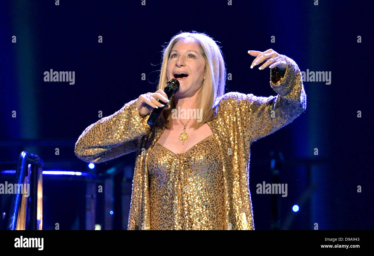 Singer barbra streisand performing hi-res stock photography and images ...