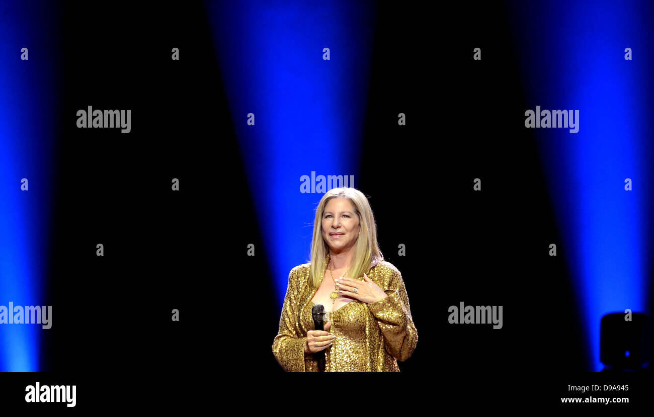 Barbra streisand hi-res stock photography and images - Alamy