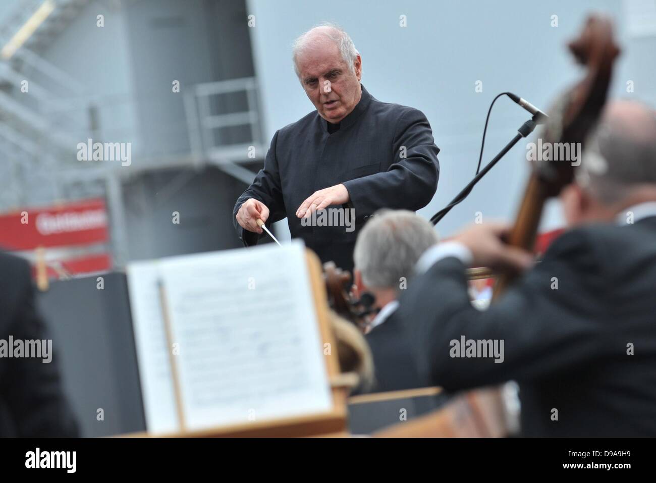 Daniel Barenboim conducts the orchestra of the Berlin State Opera ...