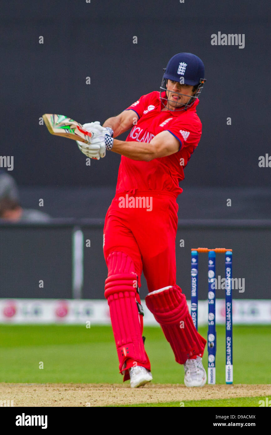 Alastair cook cricket bat hi-res stock photography and images - Alamy