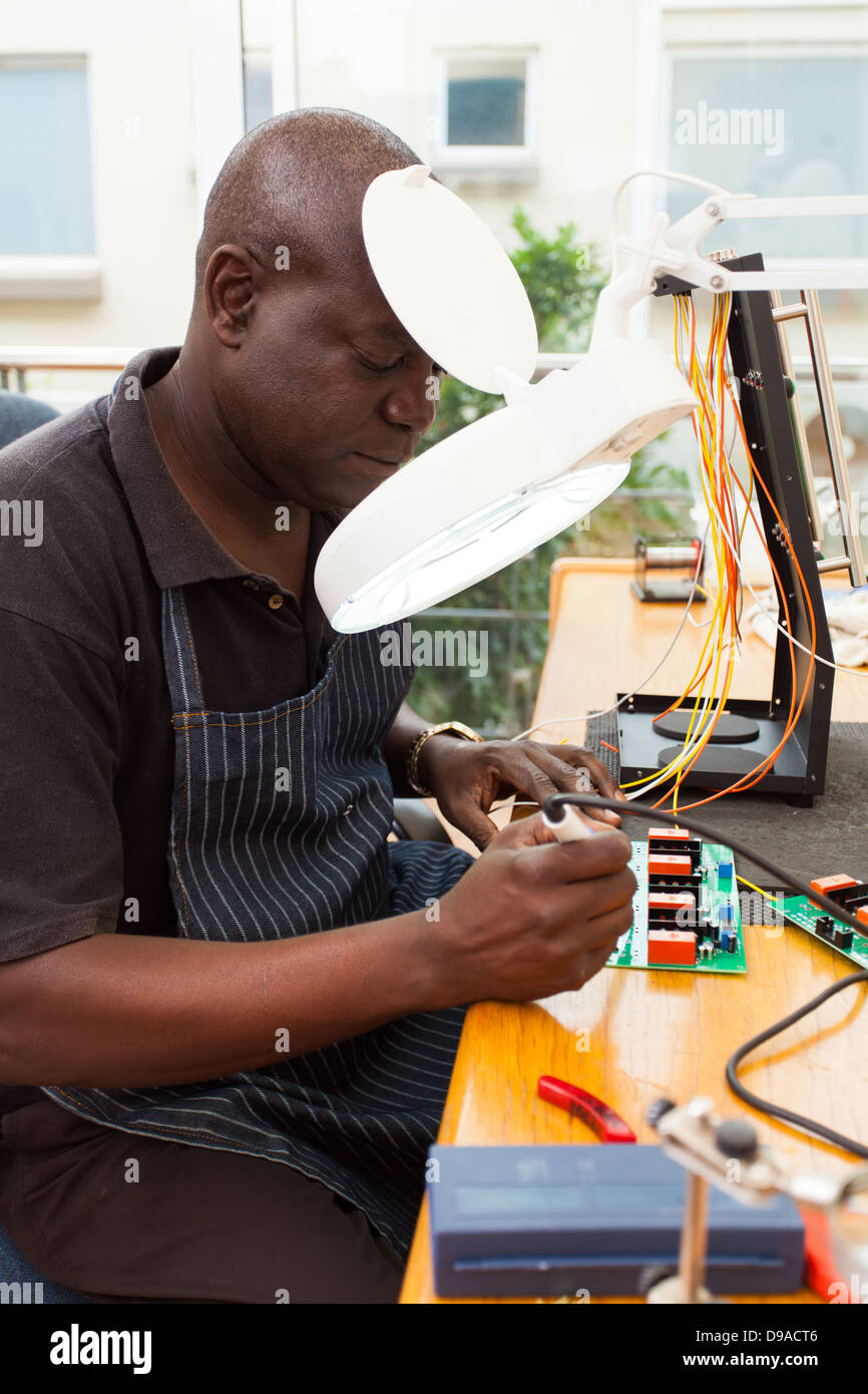 Fixing computer african hi-res stock photography and images - Alamy