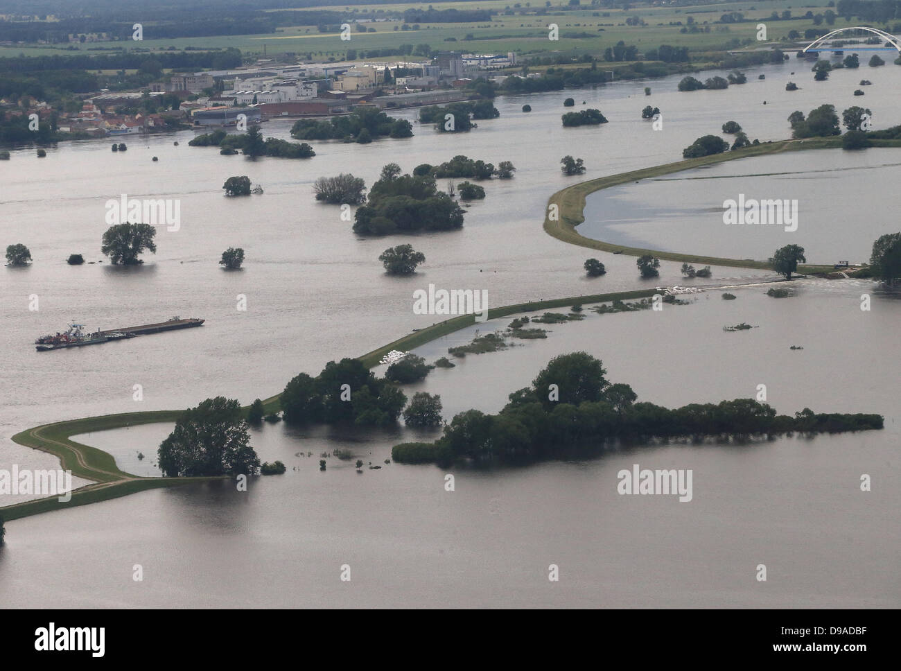 Fischbeck, Germany. 15th June, 2013. A push boat takes a cargo bay to a ...