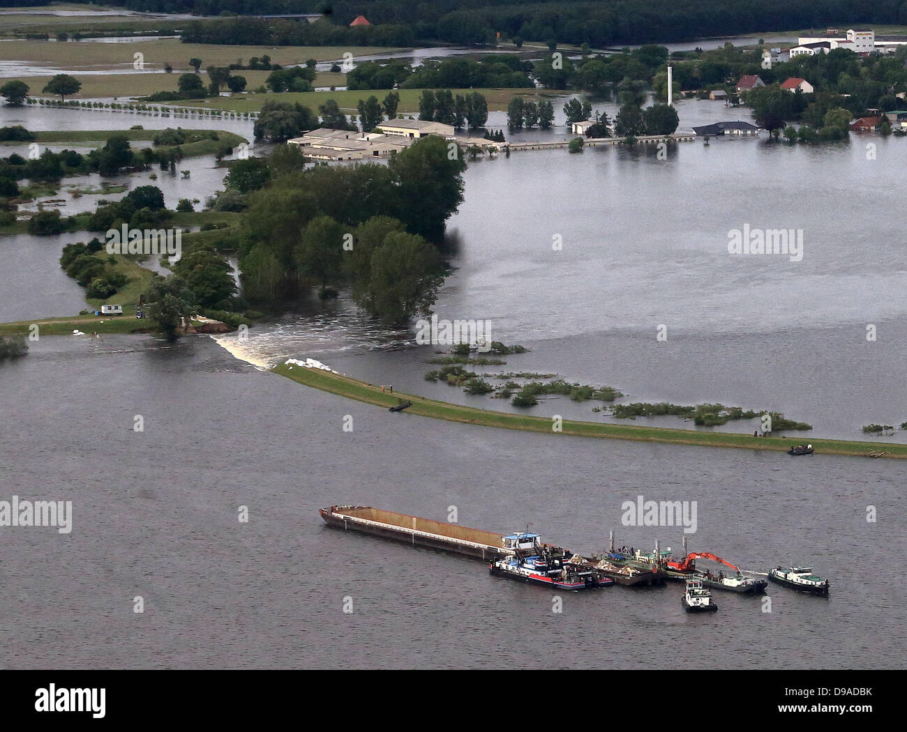 Fischbeck, Germany. 15th June, 2013. A push boat takes two cargo barges ...