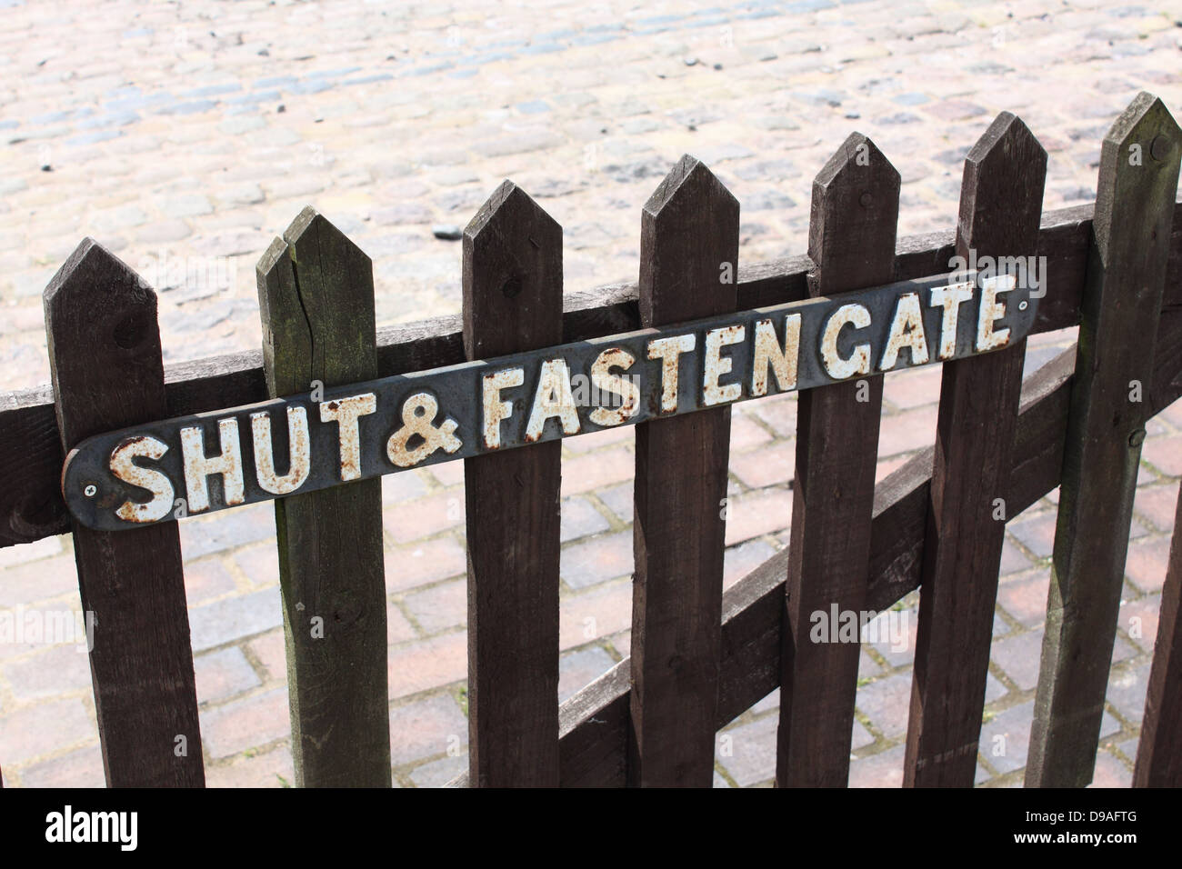 Shut sign hi-res stock photography and images - Alamy