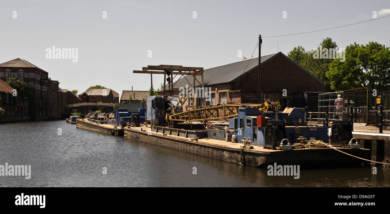 river waterways maintenance boats river trent newark town lock. the ...
