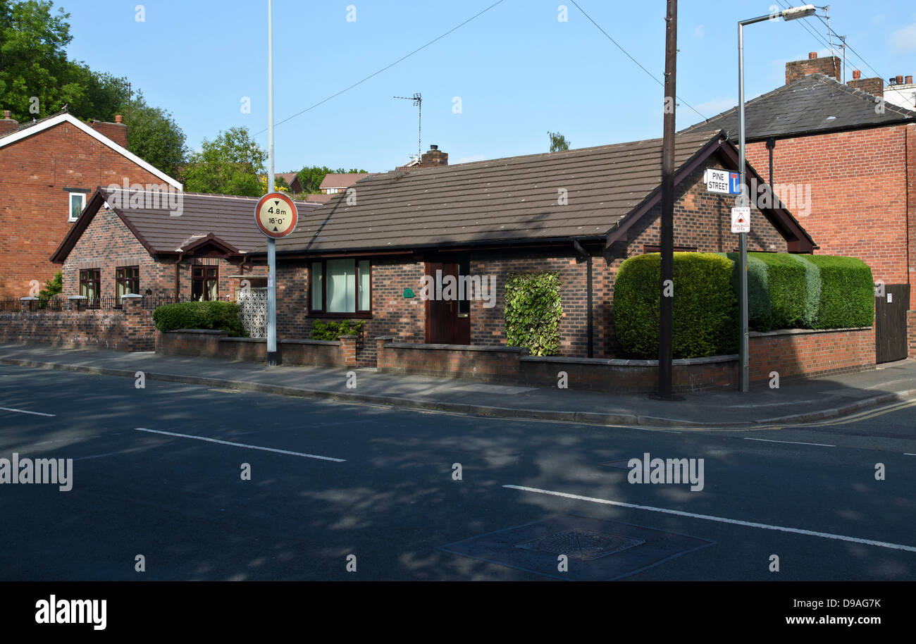 Two matching houses hi-res stock photography and images - Alamy