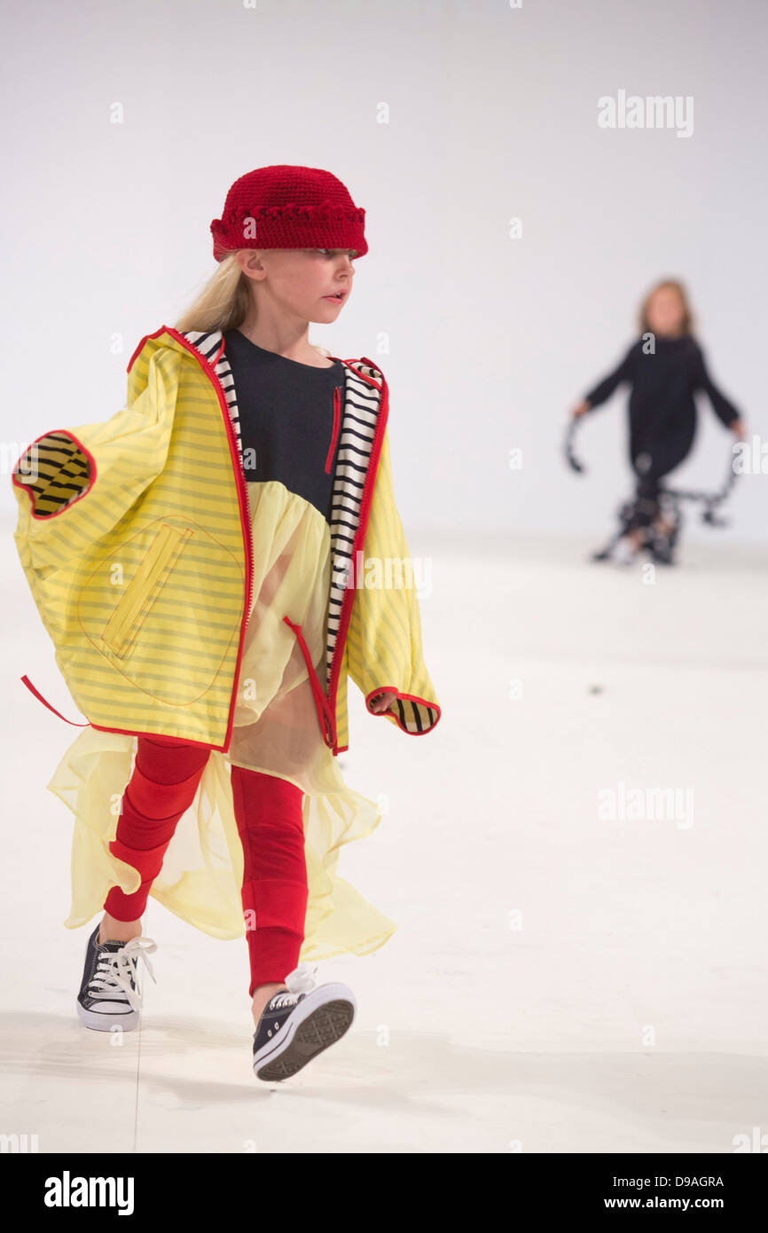 Child girl model catwalk hi-res stock photography and images - Alamy