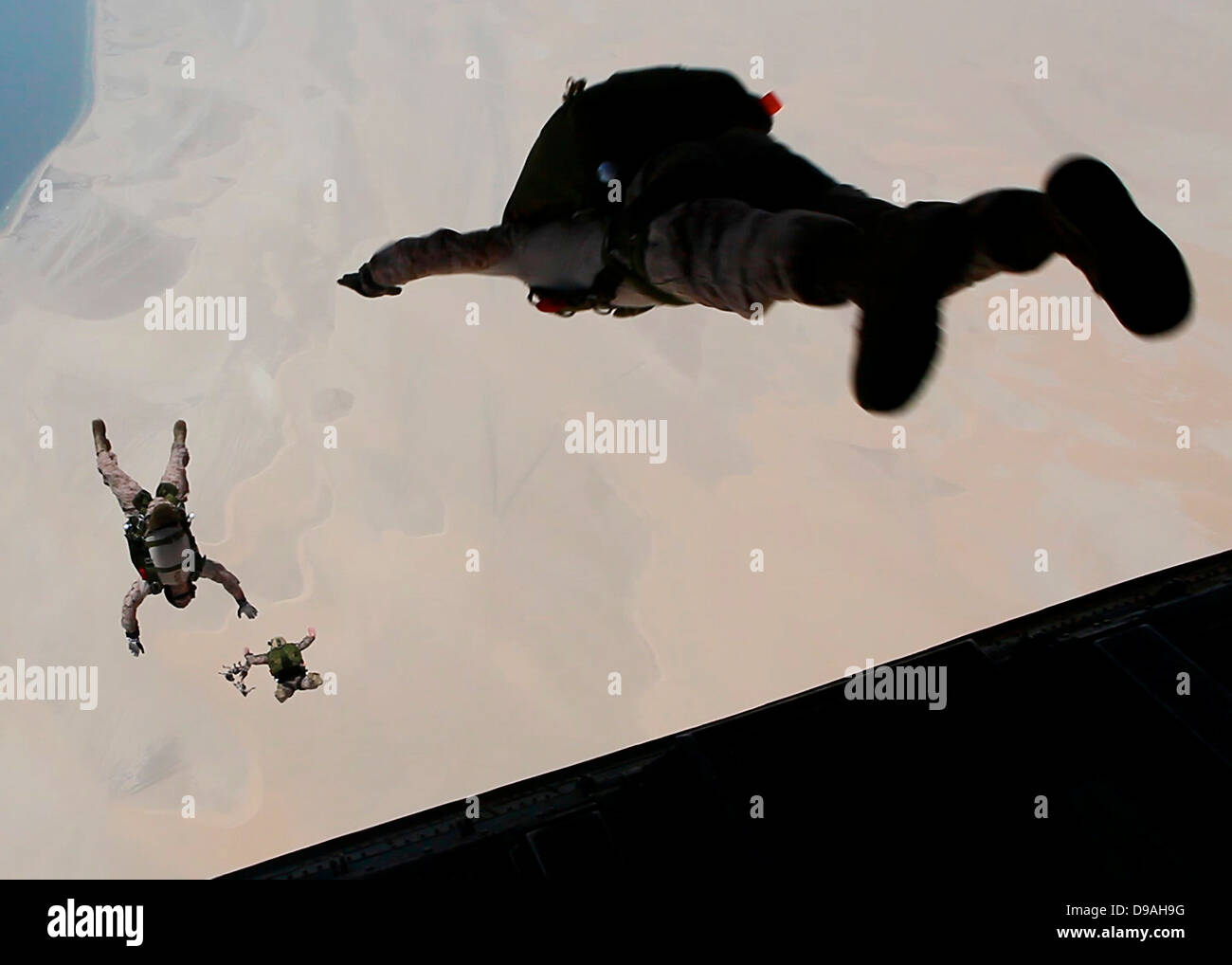 Parachuting marines hi-res stock photography and images - Alamy