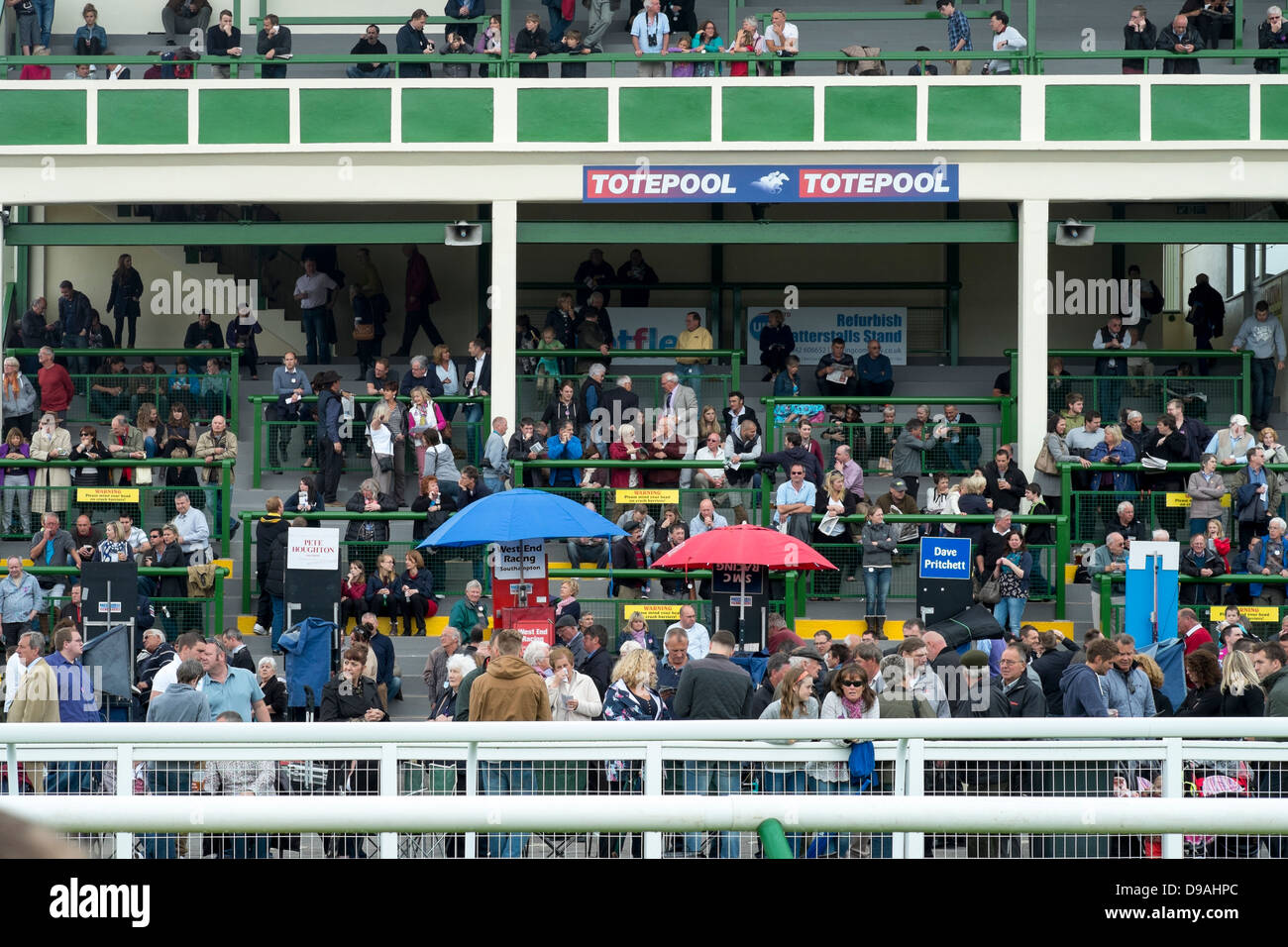 Crowds in the stands hi-res stock photography and images - Alamy