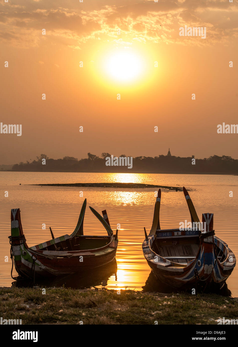 Burma boats myanmar boats hi-res stock photography and images - Alamy