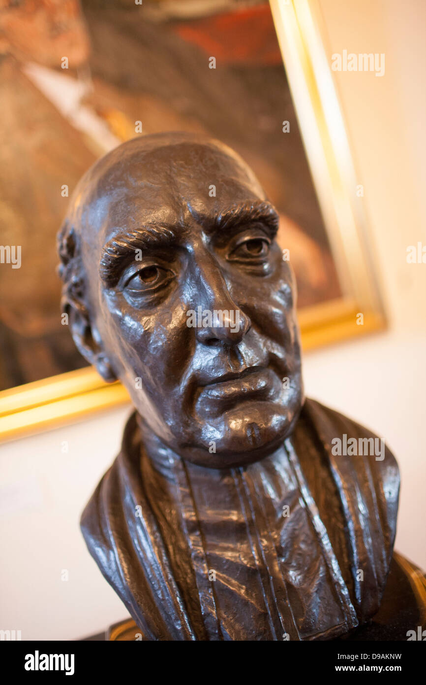 A bronze sculpture of Jonathan Swift the Dublin Writers Museum in ...