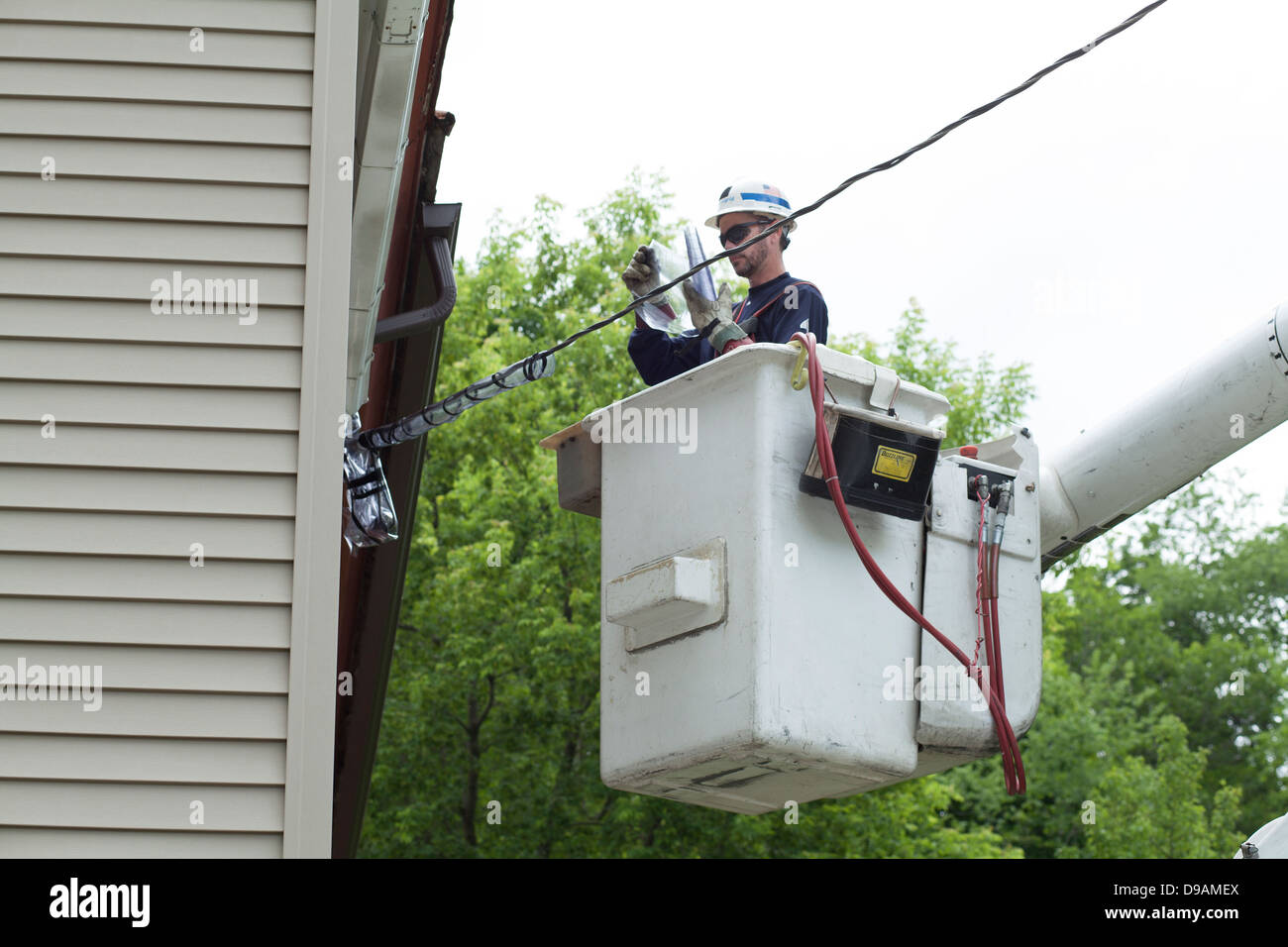 Electric company workers power hi-res stock photography and images - Alamy