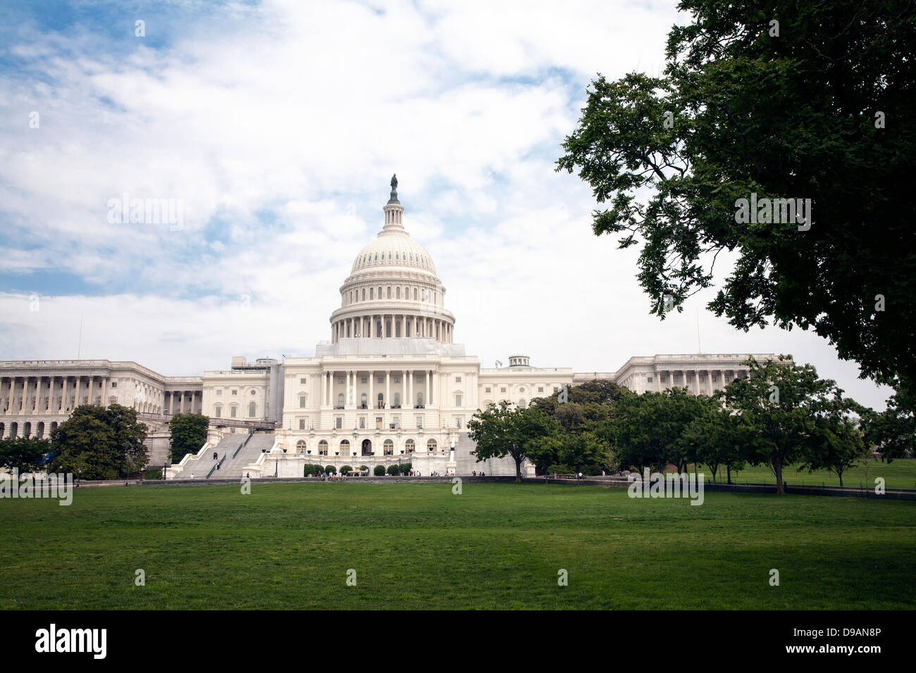 The Capitol Building, home to the Senate and the US House of ...