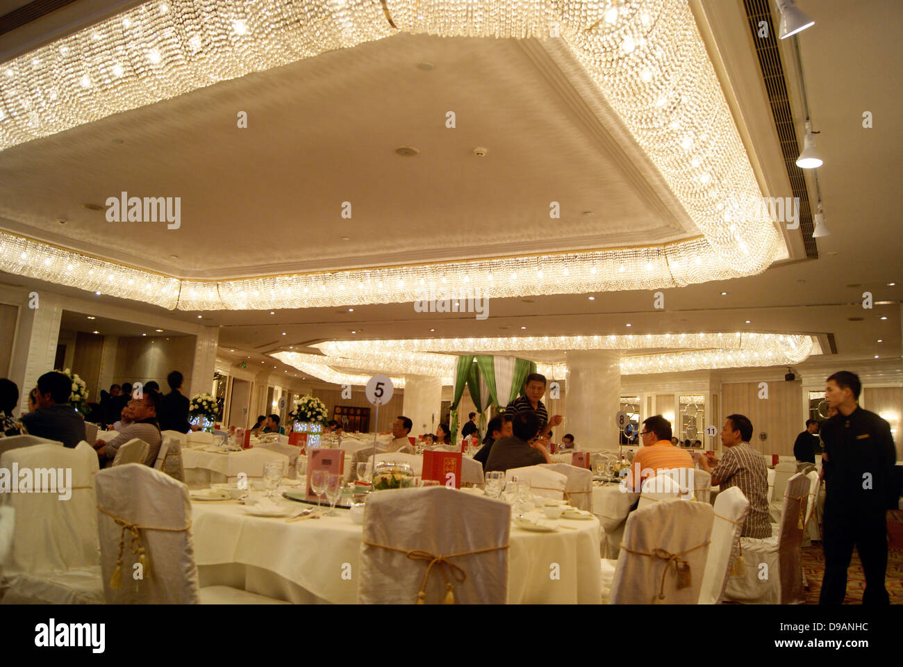 Chinese wedding banquet, held in the hotel, people have to sit down and ...