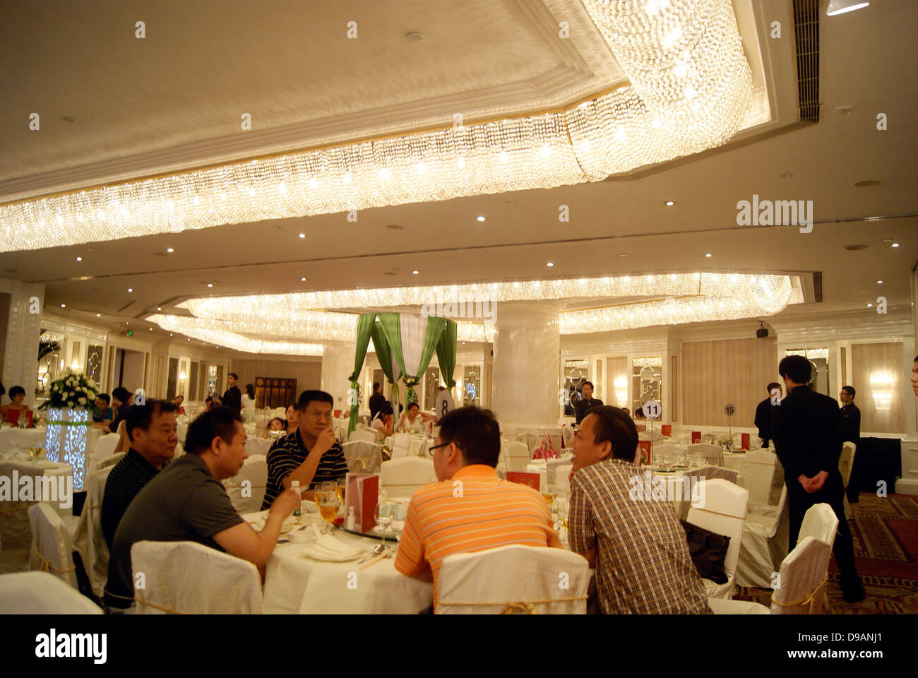 Chinese wedding banquet, held in the hotel, people have to sit down and ...
