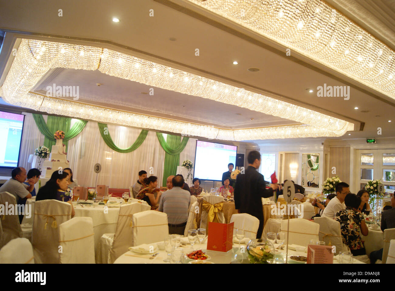 Chinese wedding banquet, held in the hotel, people have to sit down and ...