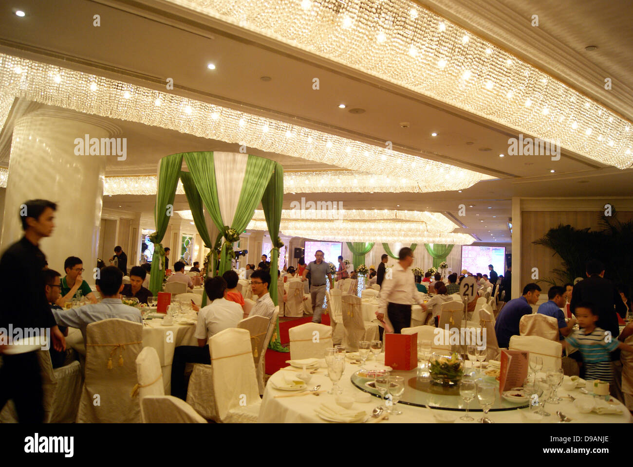 Chinese wedding banquet, held in the hotel, people have to sit down and ...