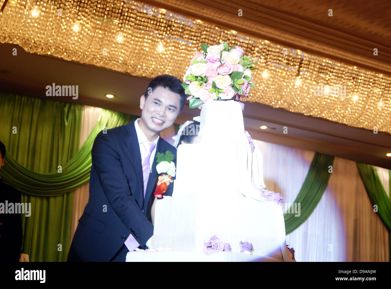 The Chinese wedding, the groom cut the cake in the scene Stock Photo ...