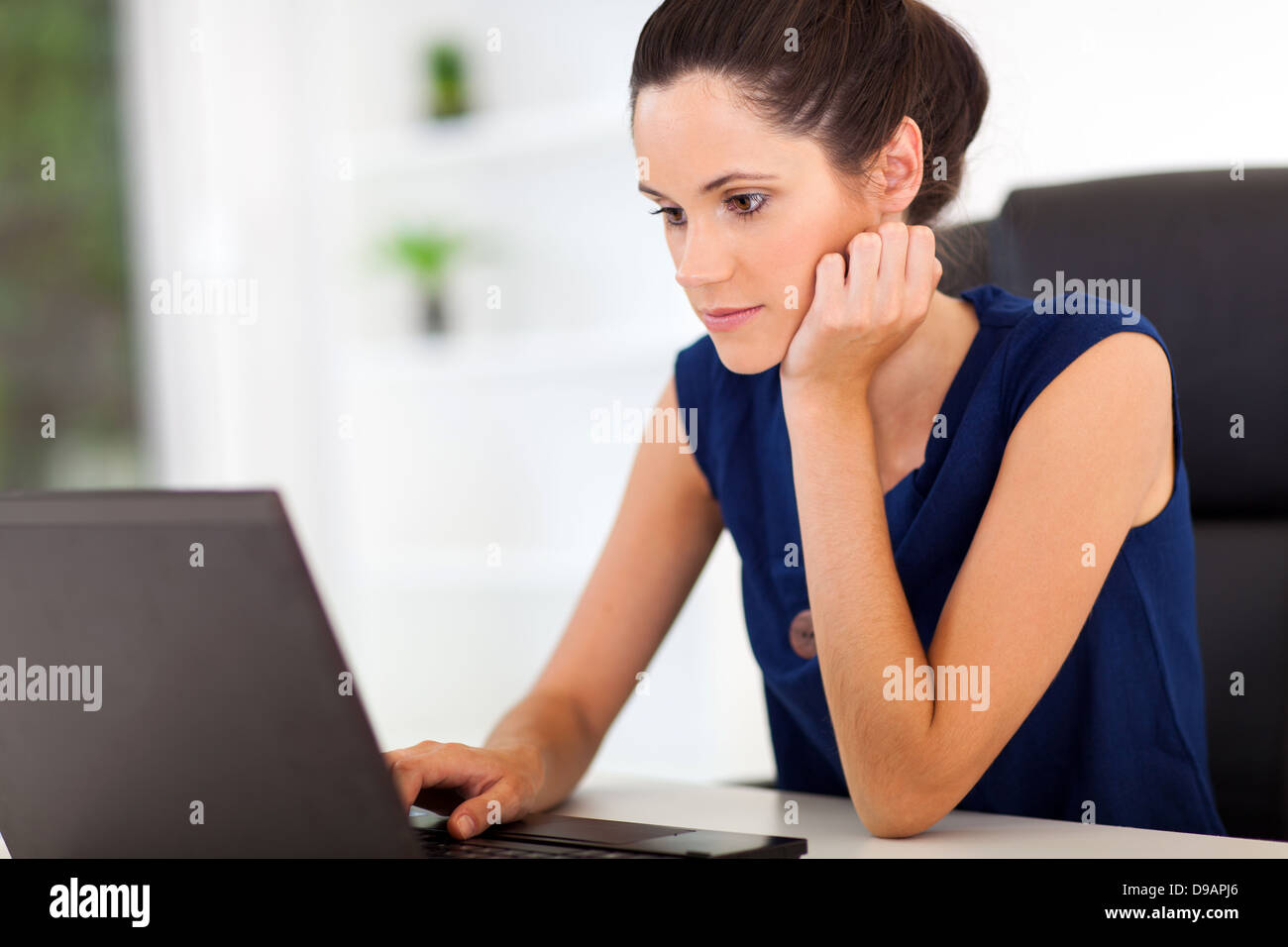 attractive young woman looking at laptop screen Stock Photo - Alamy