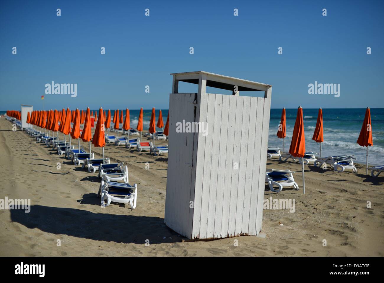 Umbrellas and beach loungers at the beach in Italy. Photo: Frank May ...