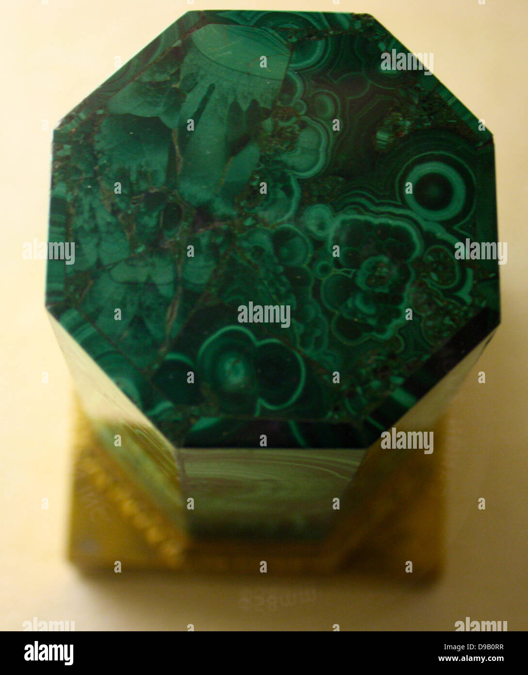Malachite carved polished octagonal column hi-res stock photography and ...