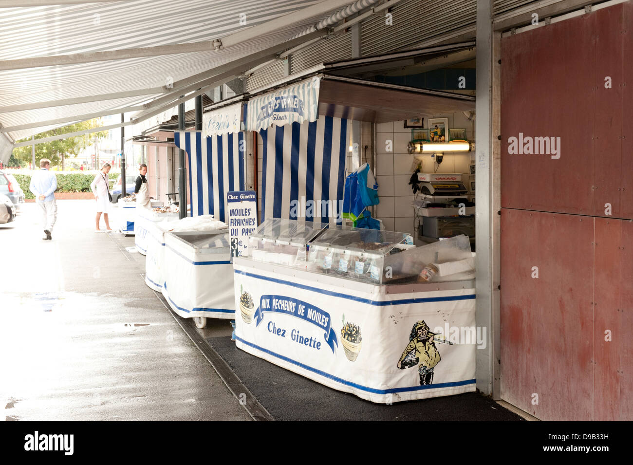 Fresh fish stalls hi-res stock photography and images - Alamy