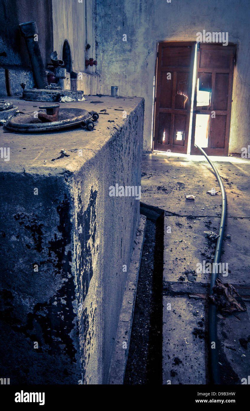 Empty derelict abandoned building hi-res stock photography and images ...