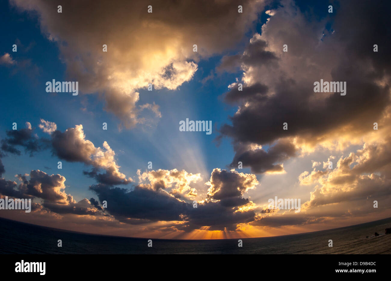 Sunlight shafts hi-res stock photography and images - Alamy