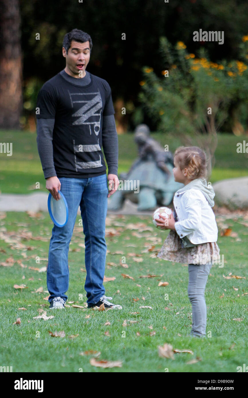 Honor Marie Warren and her father Cash Warren play games together ...