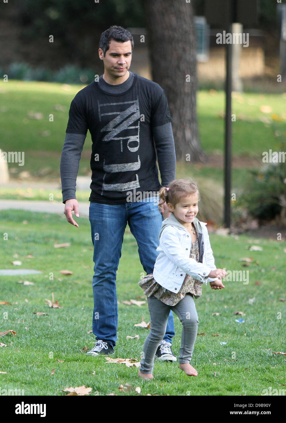 Honor Marie Warren and her father Cash Warren play games together ...